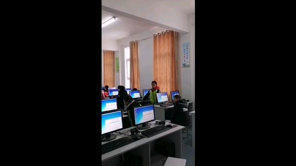 如何利用现有的计算机教室为乡村小学的孩子上一堂机器人编程课?