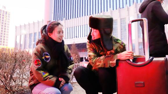 大学生肚子疼想上厕所,好心农民工主动帮忙看行李,真暖心