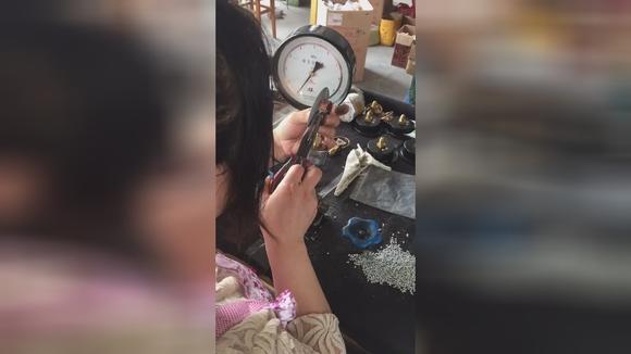 压力表现场组装视频,精度什么的,全靠操作人员的手感了