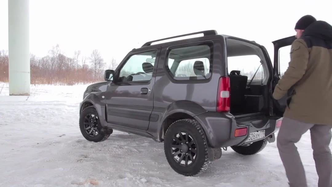 外国小伙试驾铃木吉姆尼,打开车门才知道什么叫小型越野SUV