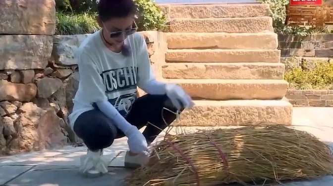 扎稻草人的步骤视频,明星教你扎稻草人!冰冰童心未泯