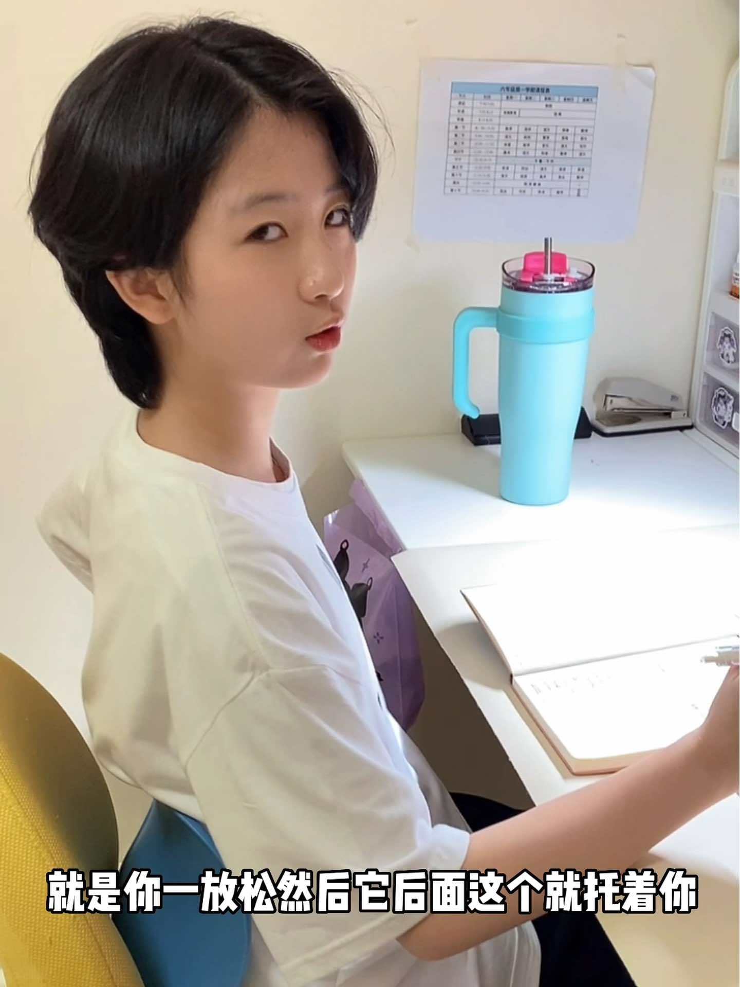 马上小学毕业了,给大家看看一名普通小学生的书桌是什么样的?