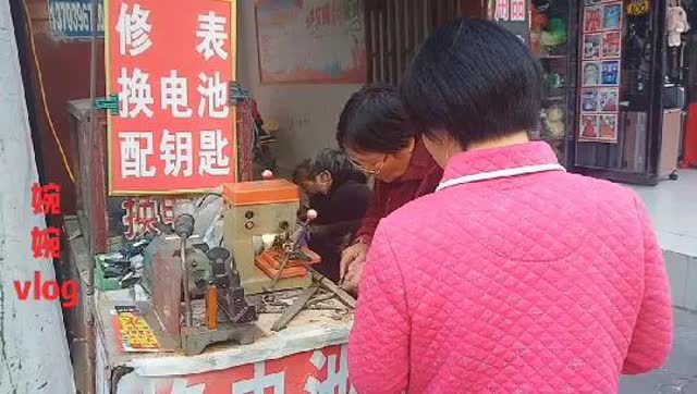 婉婉在县城转了几圈终于找到修表的,换电池才15元修表是个技术活