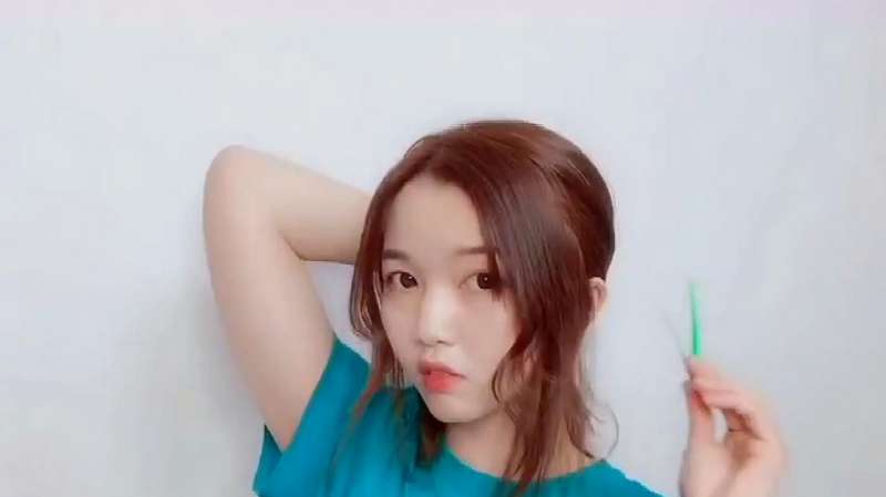 刘海碎发烦恼多,不如就编一个“发卡”吧!洋气又好看