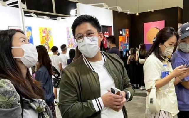 蓝朋友报到:郭晶晶霍启刚享受二人世界 一起看展喝下午茶简单而幸福
