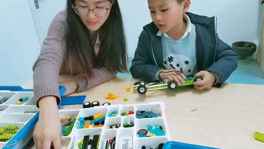 魔法字节少儿编程,父母陪伴孩子搭建机器人