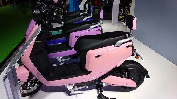 第六届成都电动车展,现场为你录制视频2