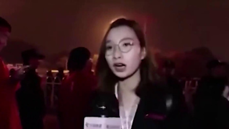 这年头记者也不好当?外景报导台风直接被吹走!