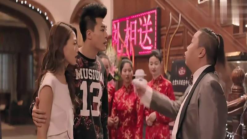 北京时间:老大叔在足疗店砸东西,被老板敲诈,下秒当场怒吼