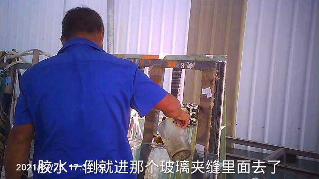 原来夹胶玻璃是这么简单做出来的,红牛铁皮罐子是重要工具