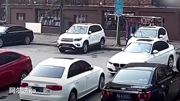 女司机倒车来回几次未果,撞车一气呵成,吓坏指挥大哥