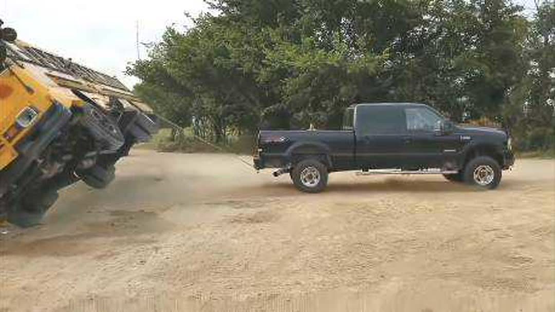 号称最安全的校车翻车了,福特皮卡能把它拽起来吗?