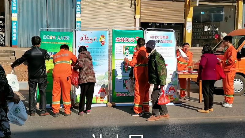 子弟兵不畏艰辛，大力宣传防火意识，杜绝火灾隐患，保护森林资源