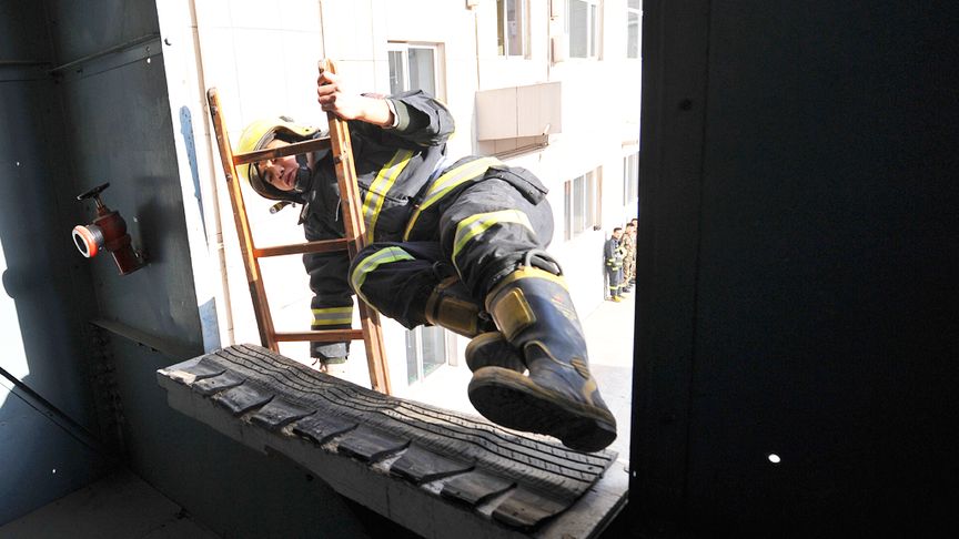 消防战士冬训 一声哨响 10秒爬梯上楼