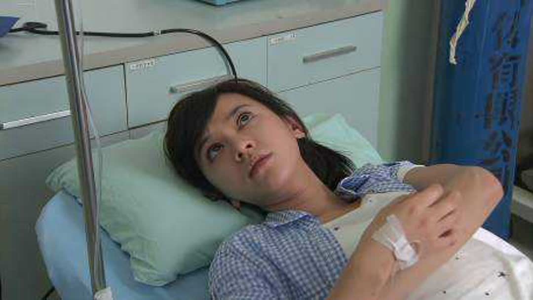 美女和小伙两人在马路上揪着领子打架,谁料下秒两人就进了医院!