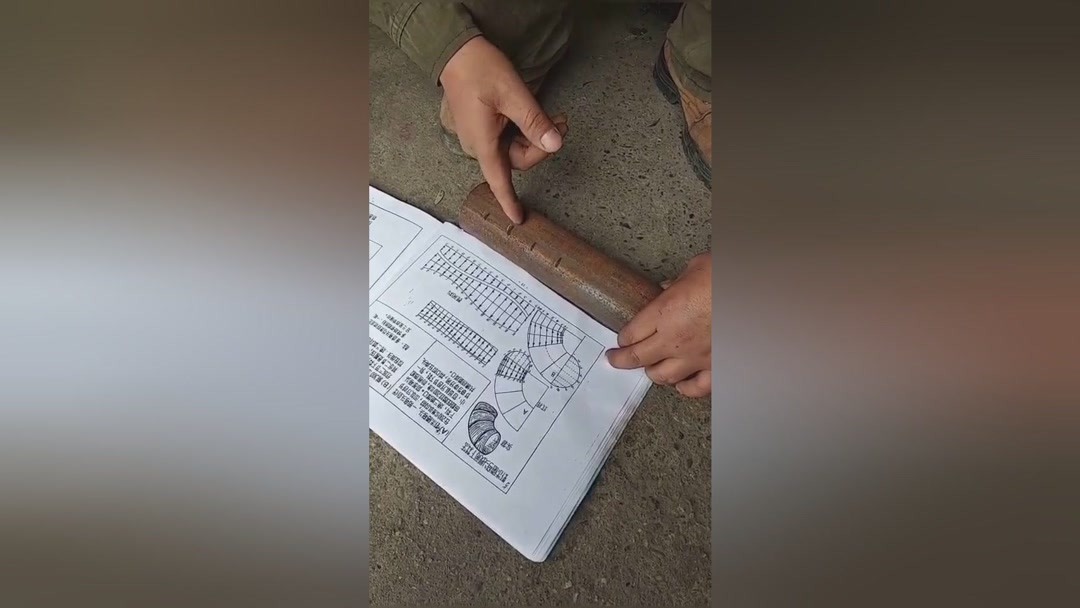 老师傅现场教做管道虾米弯