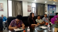 省劳模王伶俐在座谈会上发言