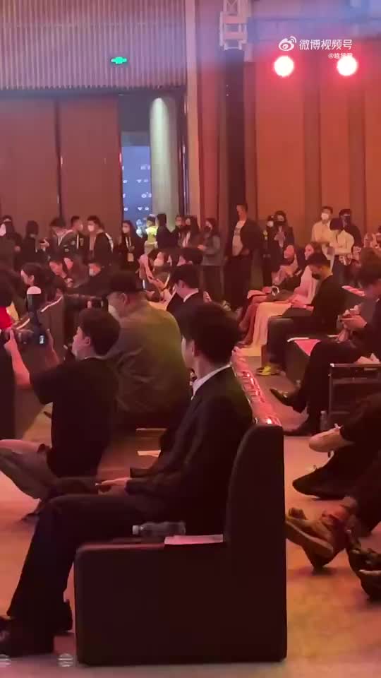 梦幻联动!肖战王鹤棣同框路透啊啊!微博视界大会,两位帅哥