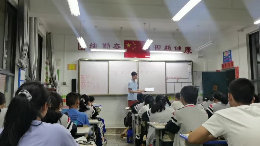 日常卫生保持是班级管理重难点之一,垃圾桶管理者王同学有话说