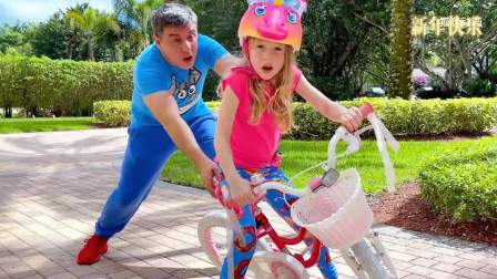 小女孩学自行车其实很简单,只要掌握平衡度,竟然一下就学会了