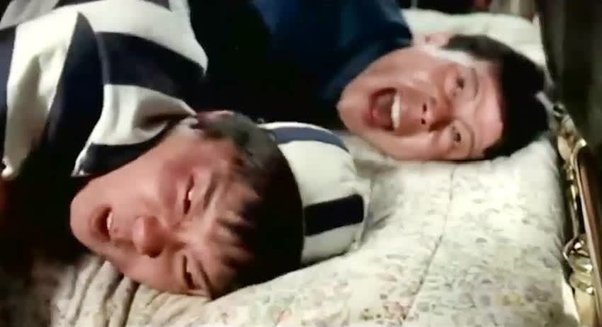 双胞胎打架就是厉害,小伙只挨了一拳,没想到伤害是双倍的!