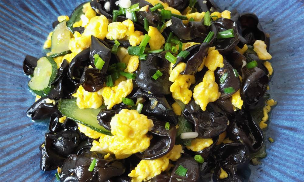 经典家常菜木耳炒鸡蛋,简单易学,色泽诱人,看一遍就会做