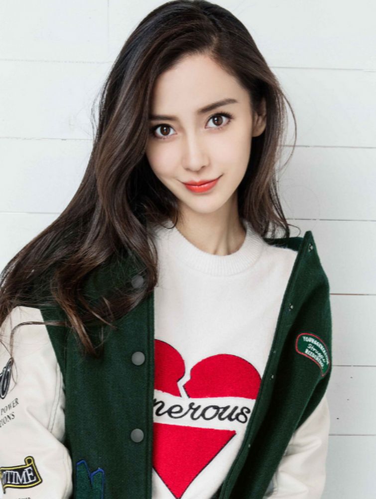 微博之夜名场面!黄晓明和前妻杨颖同场,走秀时男方大方鼓掌2