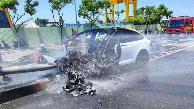 林志颖撞车瞬间正面视角曝光 现场施救者回忆救人过程