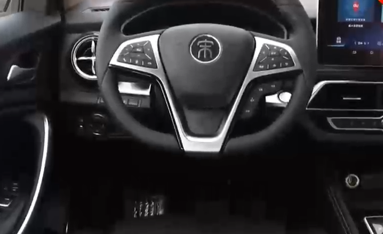 比亚迪宋车内功能演示,设计大气,大屏科技感强,网友:还能旋转