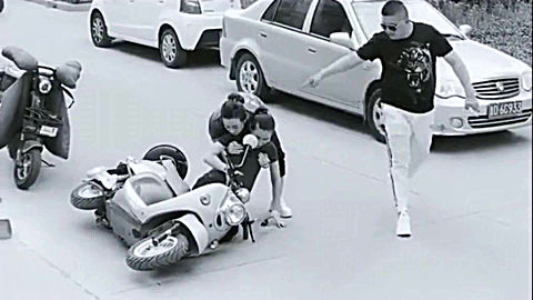 孕妇摔倒没人扶,再次考验了人性的弱点,好在最后的姑娘还是扶了!