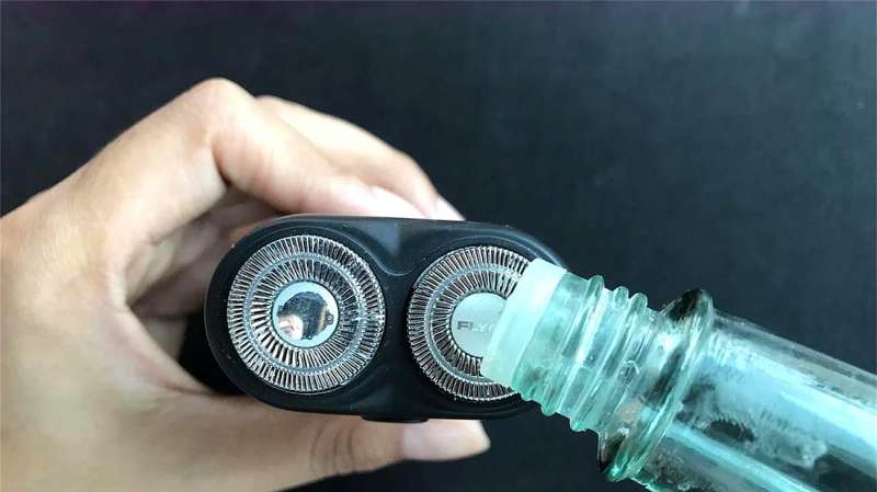 没想到剃须刀上有个“小机关”,不管多脏多钝,快速变锋利