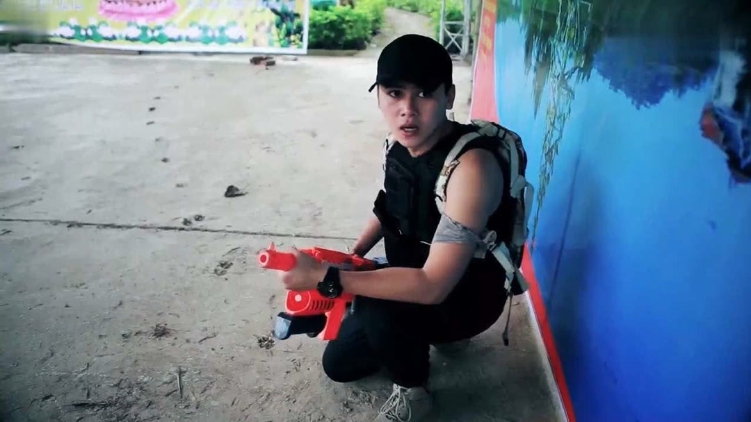 搞笑CS枪战:美女物资被夺,双排秒敌人