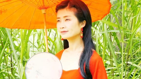 一首《为你我心甘情愿》唱的刻骨铭心,就算痛彻心扉,为你我愿意