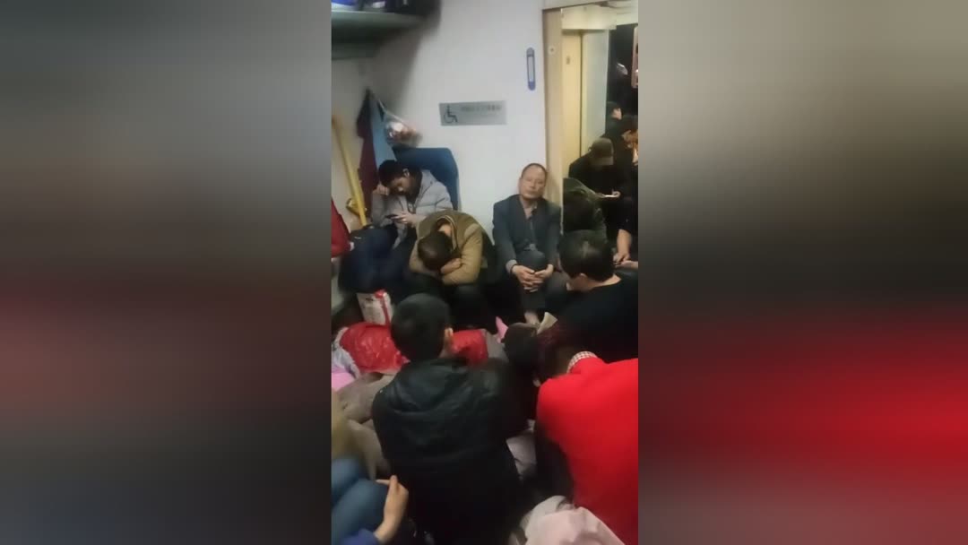 郑州开往乌鲁木齐的T197次列车上,熬了一天两夜晚上休息的样子,刷到...