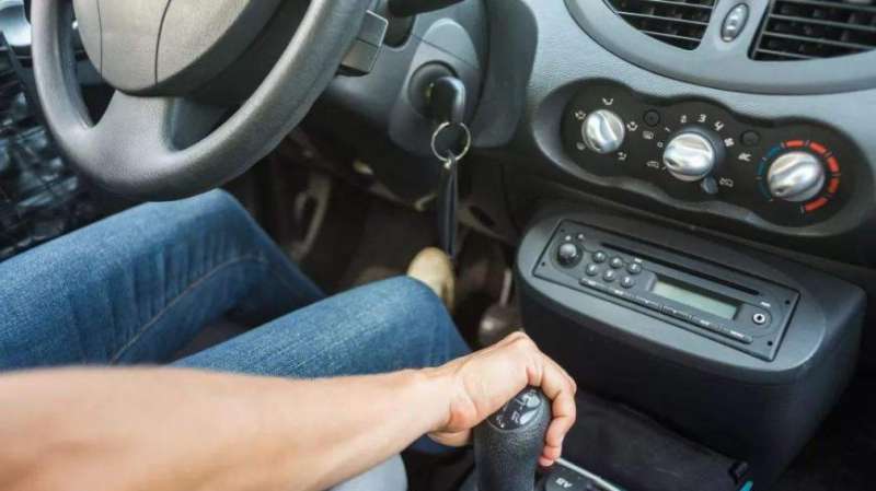 开手动挡车到底是先抬离合还是先踩油门?这个问题终于有答案了