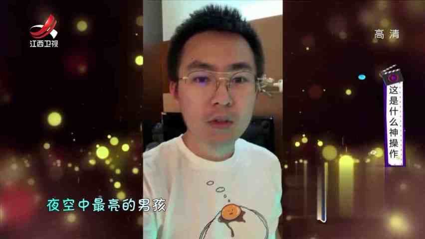 男子做了一个荧光棒,打开荧光棒,十分的亮,像一个路灯