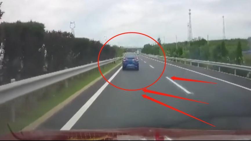 广西奔驰司机高速路上睡着!撞上护栏,后车监控记录