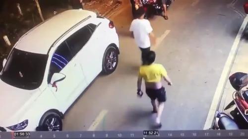 监控实录,我要是没看错,这小伙是在画画