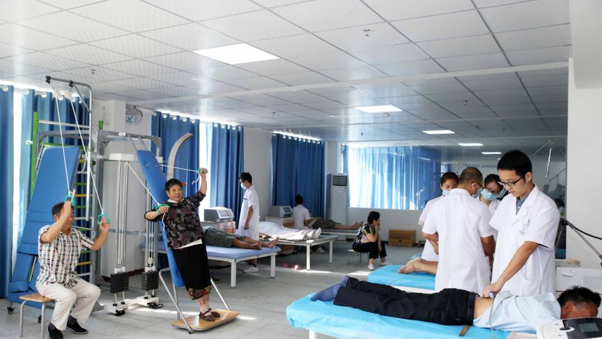 为卧床或坐轮椅的重度残疾人朋友,入户为其康复指导训练理疗