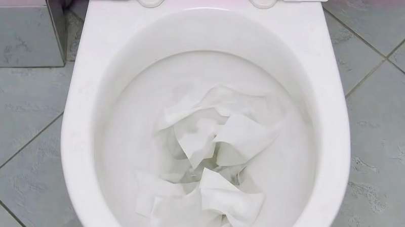 马桶堵了,不要再叫人清了,试试这个方法,几张保鲜膜就搞定!
