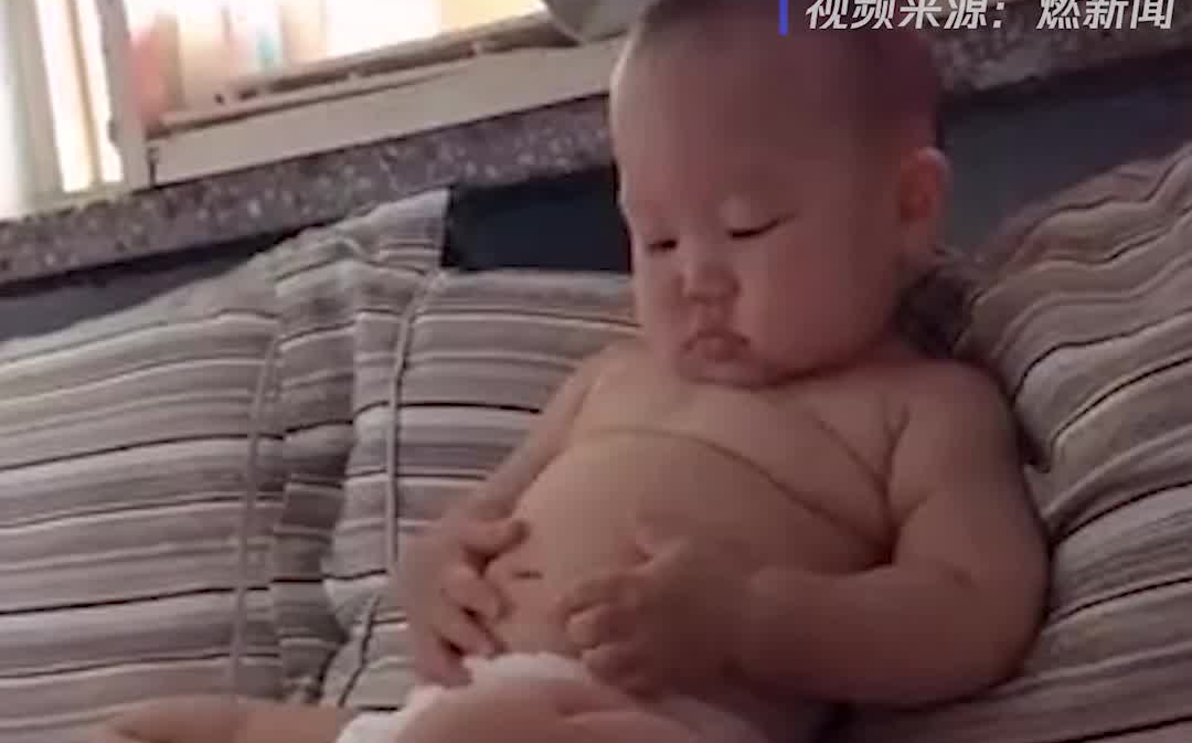 宝宝发现自己的小肚肚会动 盯着肚皮一脸好奇笑翻众人