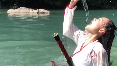 四川小姐姐很有气势,模仿林青霞电影桥段,一开始还有点吓人的