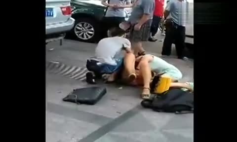 实拍原配和小三当街打架互殴 哇哇大叫引围观[高清]