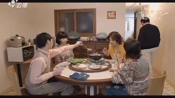 林心如到朋友家里吃饭,这位大叔正在看还珠格格,紫薇要认皇上啦