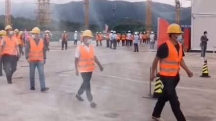 做一个工程老板,就必须有责任有担当,不拖欠工资,做好防护措施,确保每...