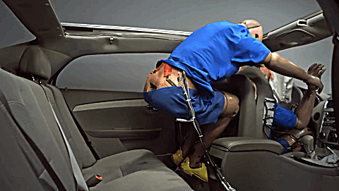 后排安全带要不要系? 车祸发生时后排远比前排更危险!