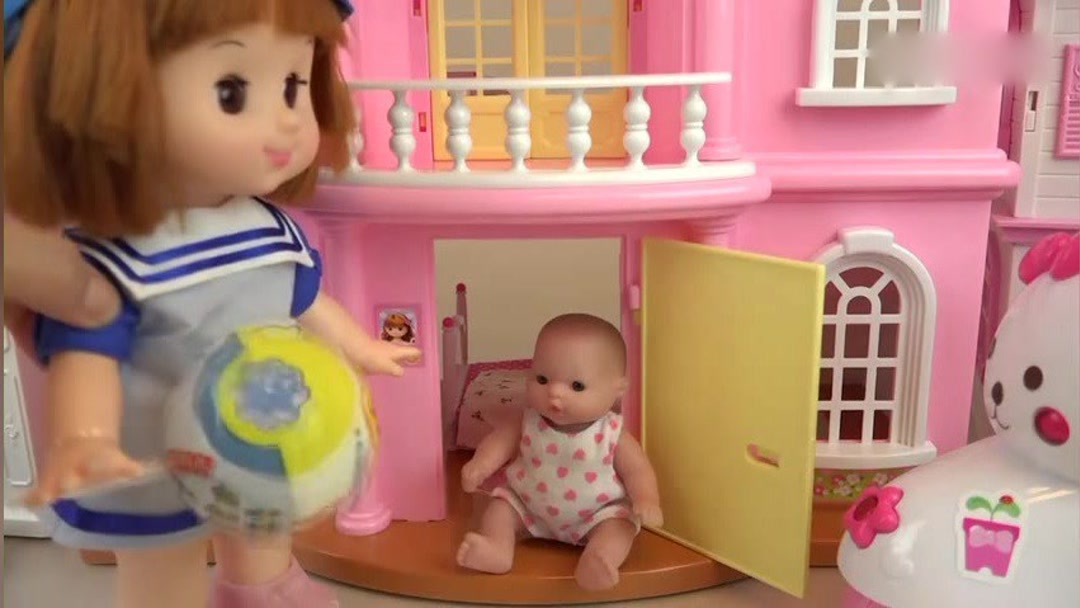 宝宝电动车里面装着棒棒糖和玩具 超开心