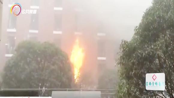 大学宿舍发生火灾,火焰熊熊燃烧,浓烟滚滚,假期用电需注意!