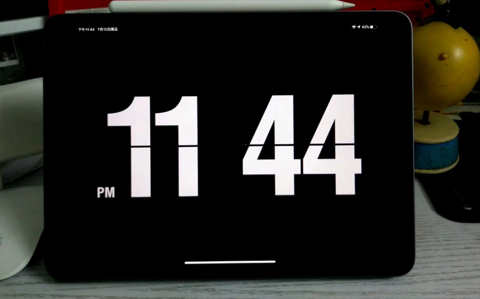 买ipad pro 11 的理由? 当桌面时钟。