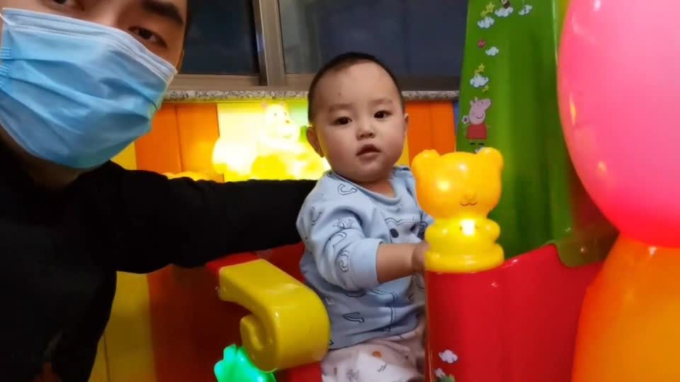 11个月宝宝住院睡觉都不定时了,都晚上11点多了,楼道里就他自己